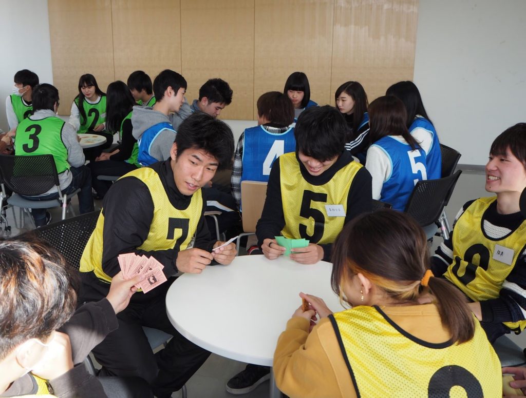 模擬社会ゲーム（SIMSOC） | 学びのトピック | 心理学部だから学べること | 神戸学院大学 心理学部/心理学研究科